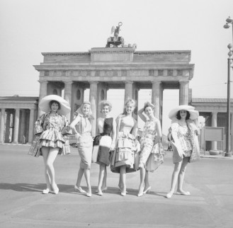Frauen in der DDR & BRD on emaze