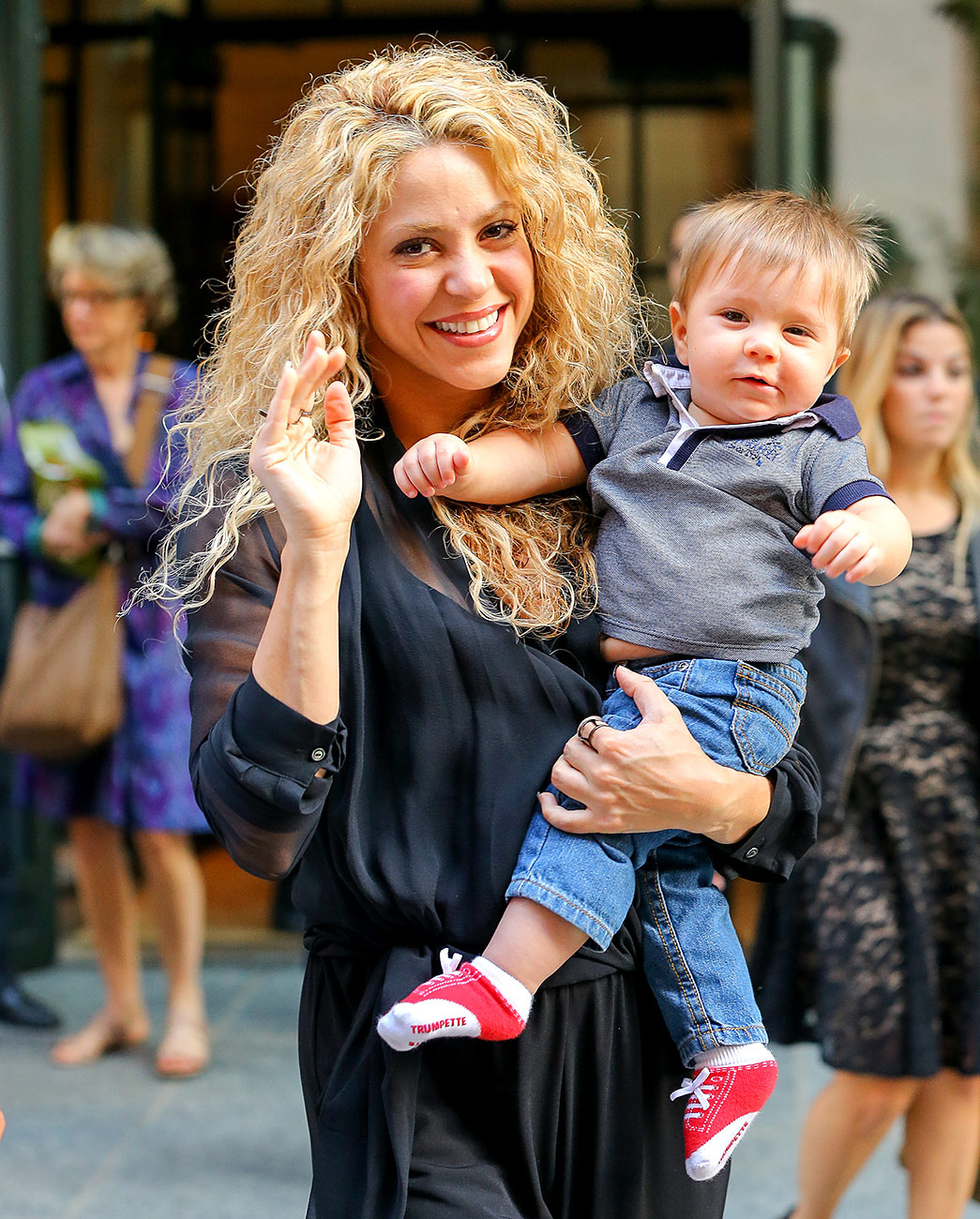 shakira at emaze Presentation