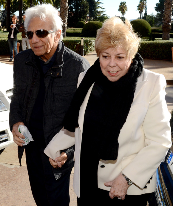 shakira at emaze Presentation