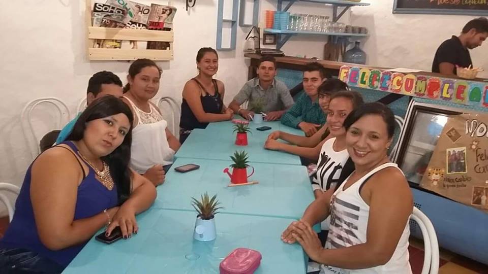 proxémica: describe a la distancia que guardan las personas on emaze