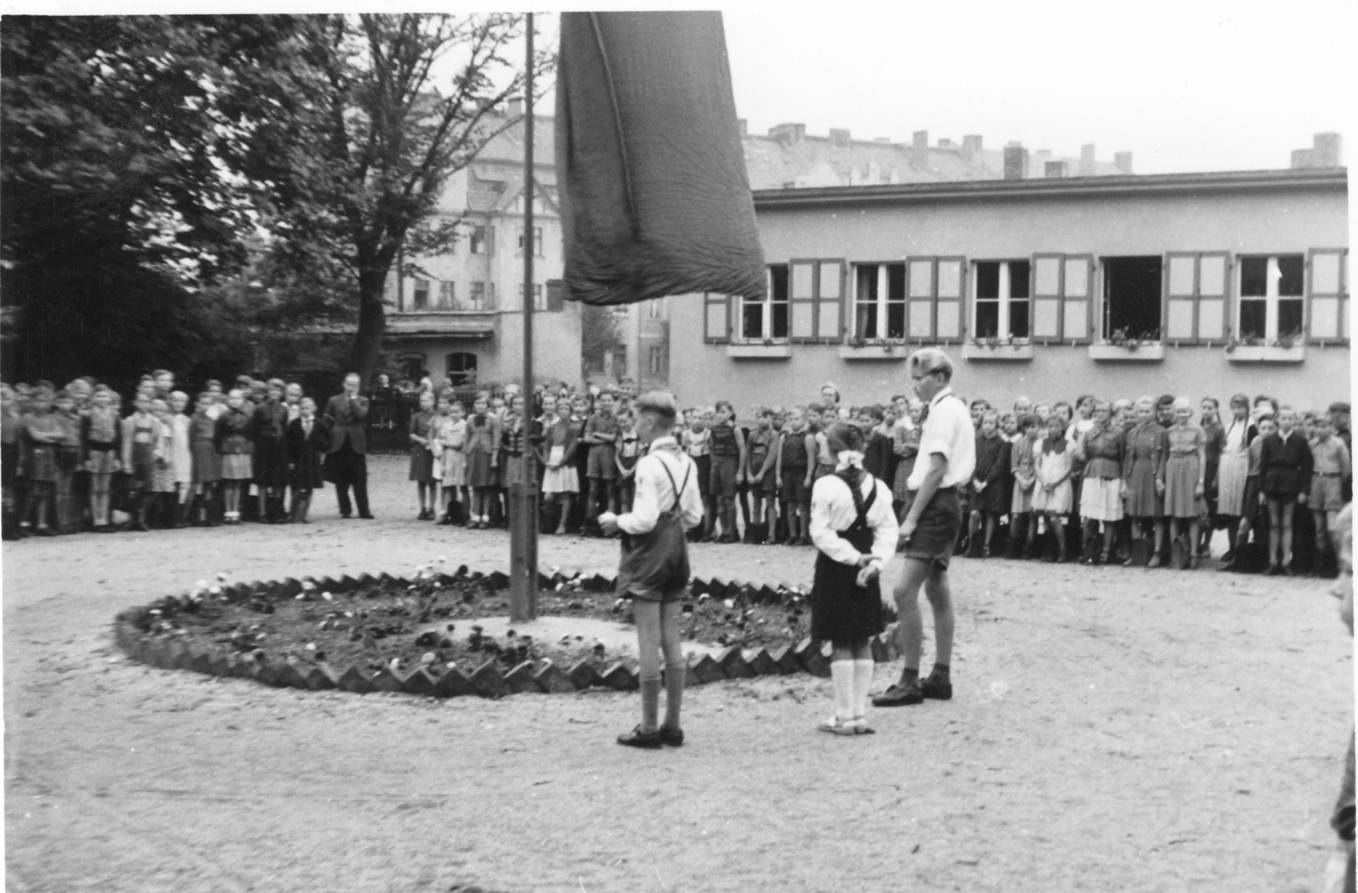 Die Jugend in der DDR on emaze