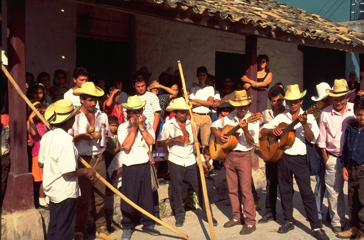 Los Chortis copy1 at emaze Presentation