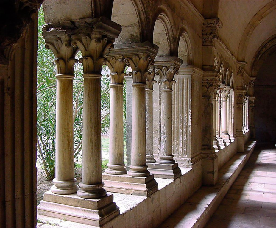 Iglesia de Trófimoes un edificio Románico en la ciudad de at emaze Presentation