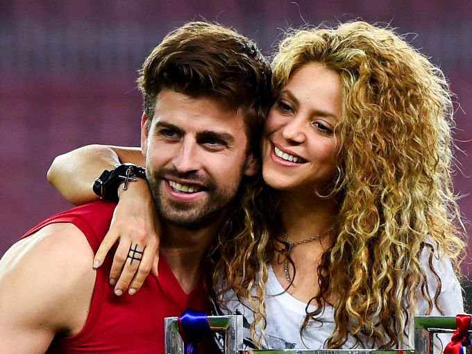 Shakira at emaze Presentation