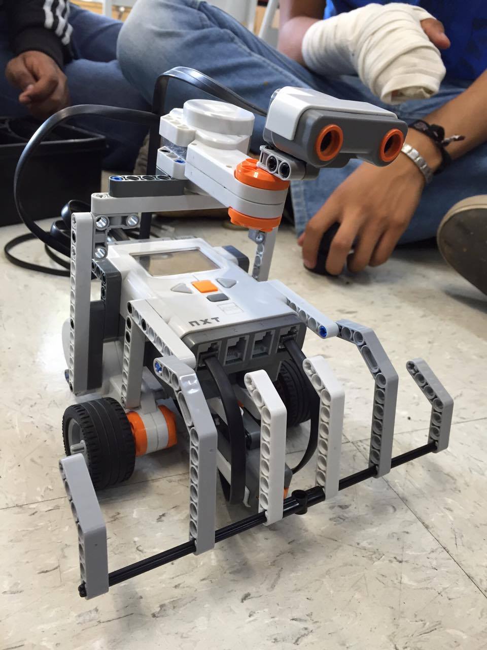 LEGO NXT2.0 at emaze Presentation