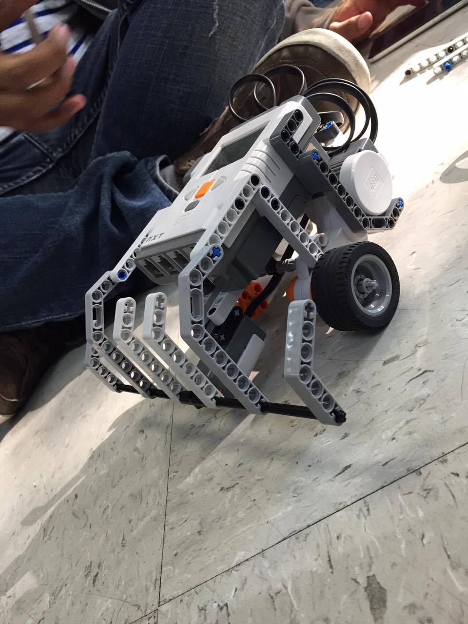 LEGO NXT2.0 at emaze Presentation